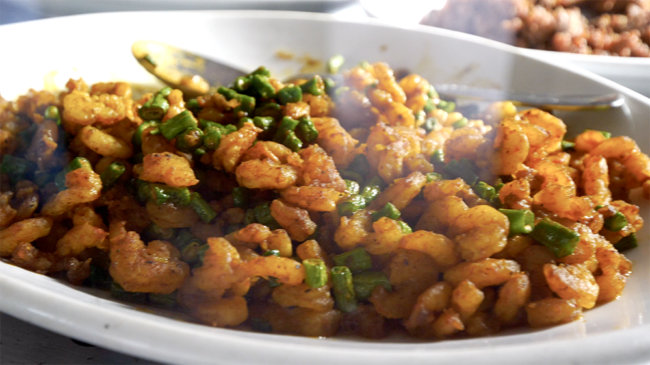 VIDEO: Authentic Surinamese Street Food Breakfast + Central Market Tour ...