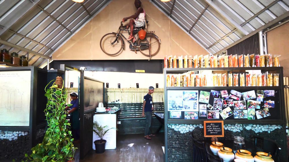 VIDEO: Spicy Indian Food at Toddy Shop on the Road from Munnar to Kochi ...