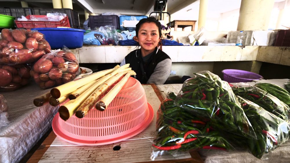 VIDEO: Bhutanese Street Food at Farmers Market - Chili Momos, Honey ...