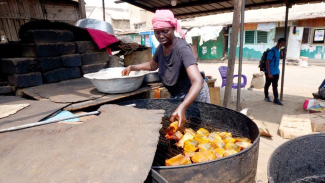 VIDEO: Traditional Ghana Street Food!! Kenkey & Fish + Jamestown ...