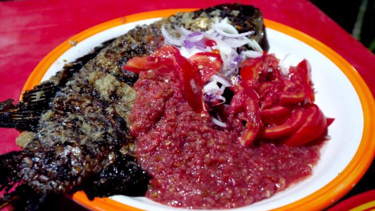 VIDEO: Trying Ghanaian Street Food for the First Time!! Traveling to ...
