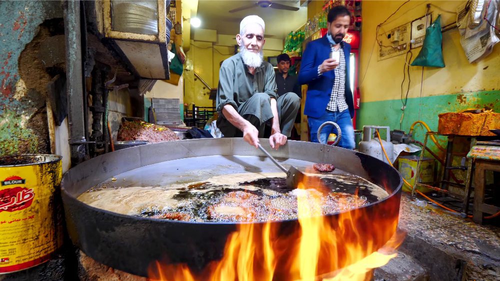 VIDEO: Pakistani Kebab Legend!! Peshawar Kebabs & Street Food Tour ...