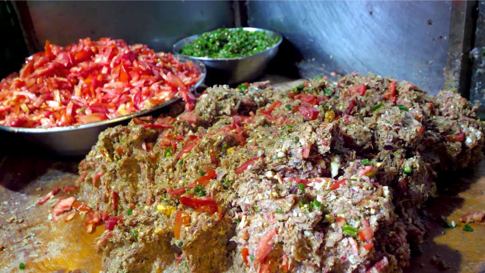 VIDEO: Pakistani Kebab Legend!! Peshawar Kebabs & Street Food Tour ...