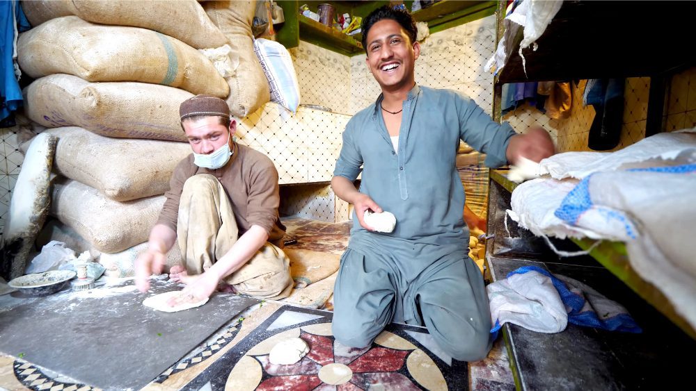 VIDEO: Pakistani Kebab Legend!! Peshawar Kebabs & Street Food Tour ...