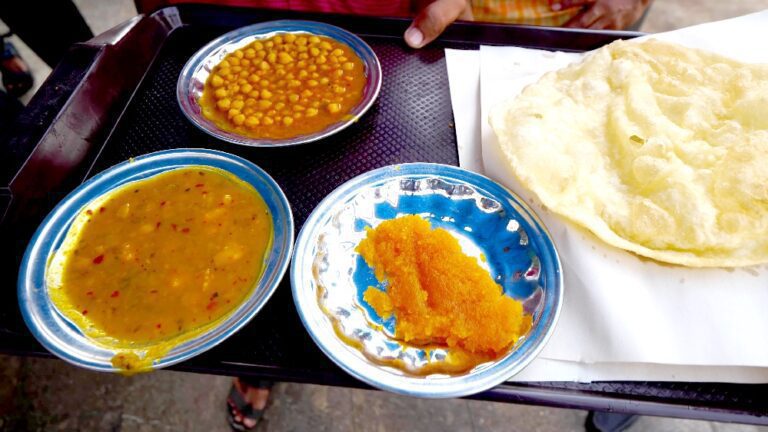 VIDEO: Pakistani Street Food Breakfast Tour!! Nihari, Halwa Puri ...