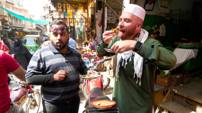 VIDEO: Exploring the Walled City of Lahore!! Pakistani Street Food ...
