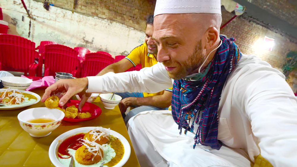 VIDEO: Lahore Street Food Masters!! Rooster Karahi, Laddu Peethi & Butt ...