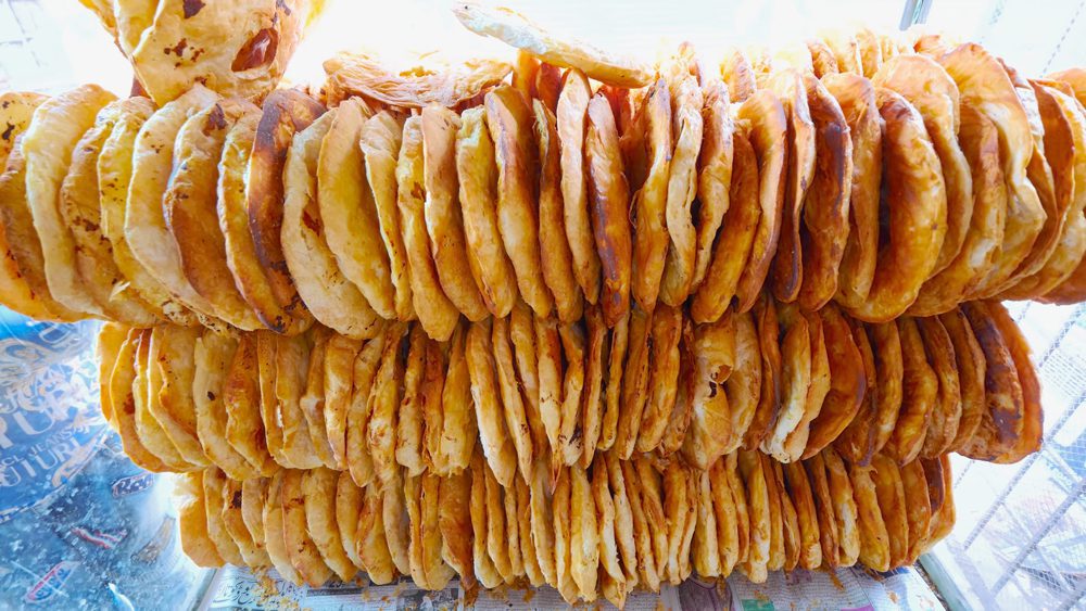 VIDEO: Traditional Pakistani Market in Lahore!! Pakistan Street Food in ...